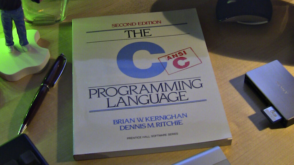 Au fait, pourquoi le langage informatique C s'appelle C ? - Numerama