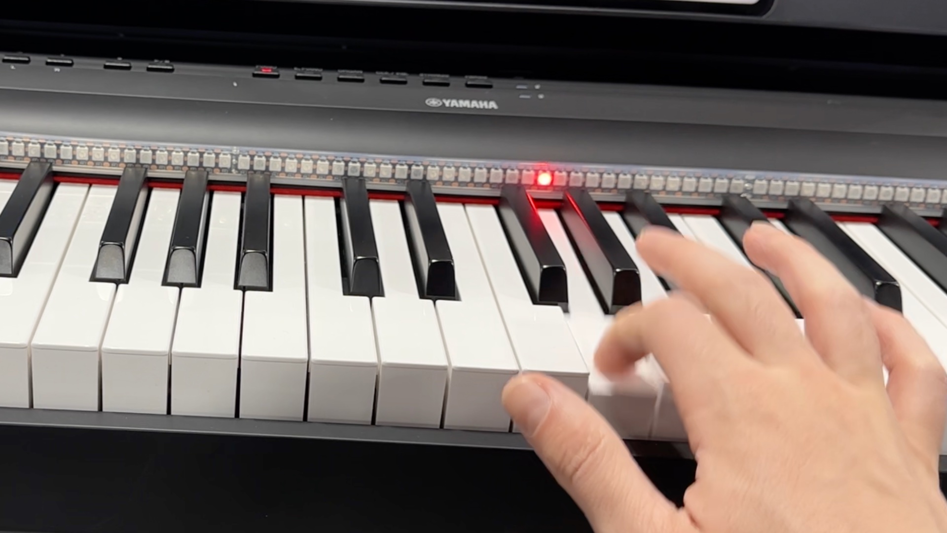Une simple petite lumière rend l'apprentissage du piano beaucoup plus ...