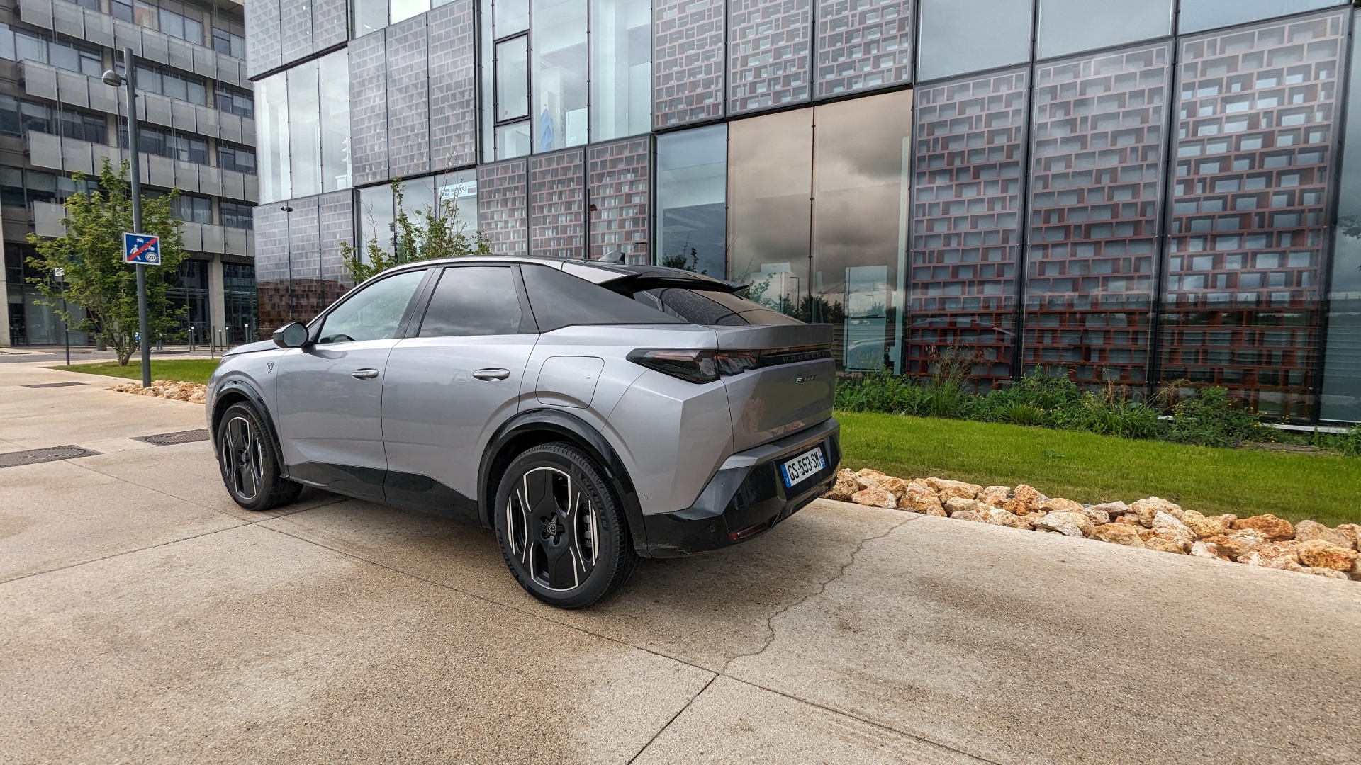 Stationnement des voitures électriques à Paris : gare aux amendes ...