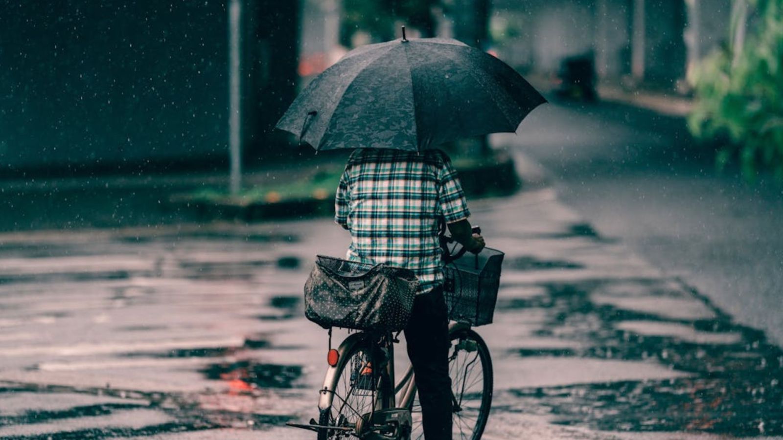 Comment s'équiper et s'habiller pour se protéger de la pluie à vélo ...