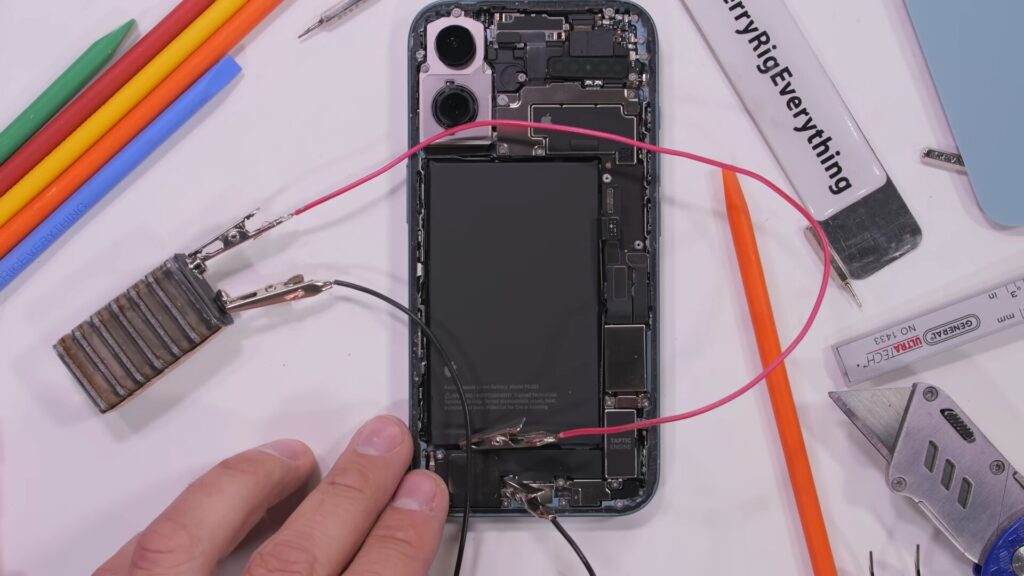 À quoi ressemble un iPhone 16 de l’intérieur ? Apple nous dévoile ses ...