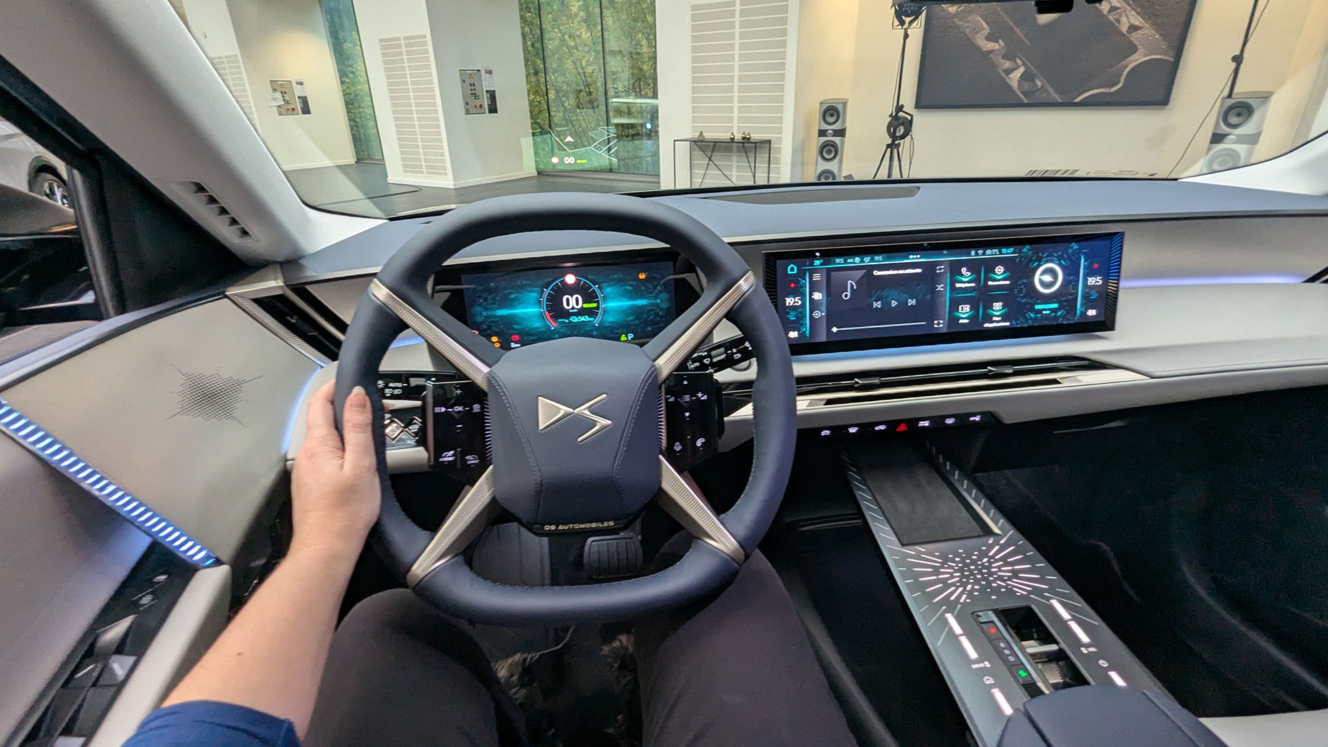 Le prix de la DS N°8 (2025) est connu : que vaut-elle face à la ...