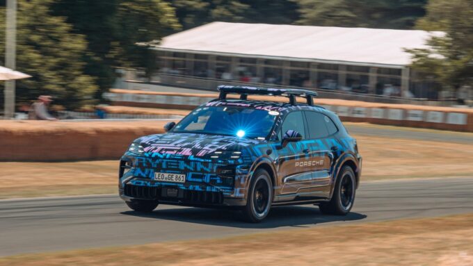 Le nouveau Porsche Cayenne électrique en met plein la vue au Tesla ...