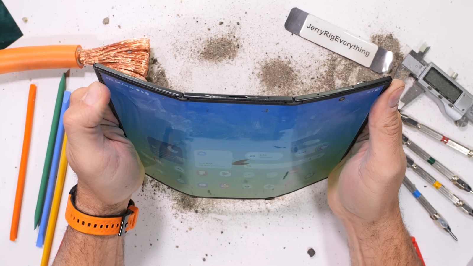 Torturé par un vidéaste, le Samsung Galaxy Z TriFold a très vite craqué ...